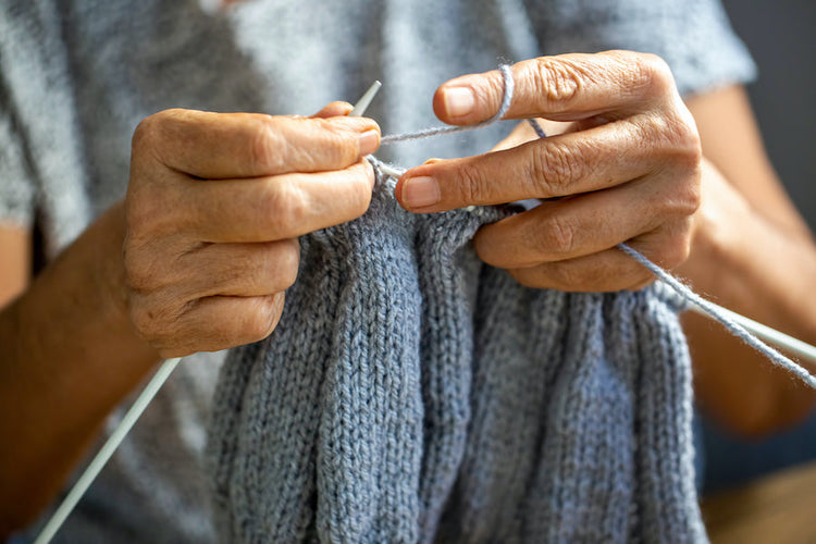 Quelle laine choisir pour une écharpe douce et chaude ? – Needle It